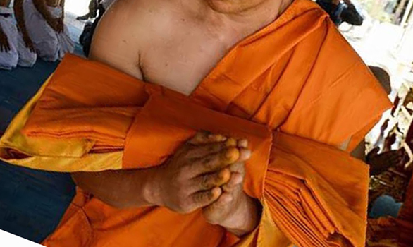 Plastic robes and Wat Chak Daeng monks - Indian Flash